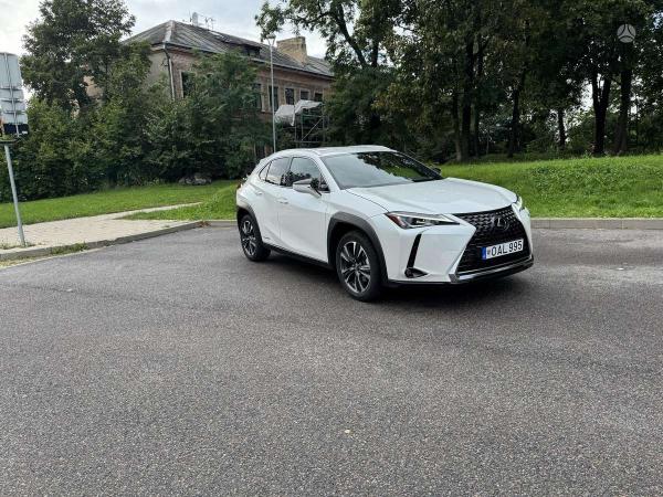 White Lexus UX 250h 2020 in Vilnius, with an engine capacity of 1.99 L and mileage of 122 thousand km for 19900 €, photo 5 on AUTOMOTO.COM.LV