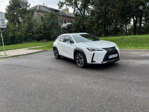 White Lexus UX 250h 2020 in Vilnius, with an engine capacity of 1.99 L and mileage of 122 thousand km for 19900 €, photo 5 on AUTOMOTO.COM.LV