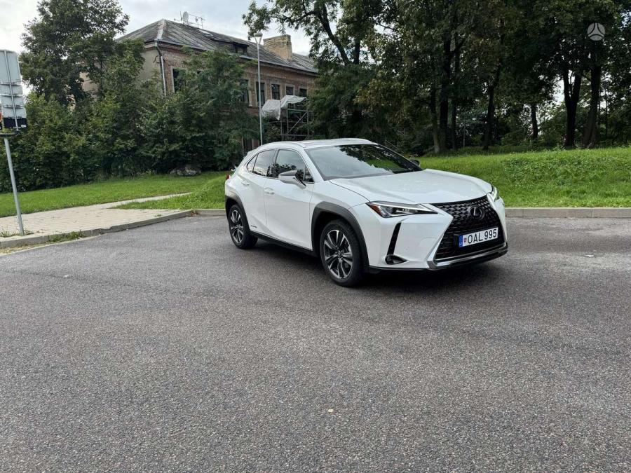 White Lexus UX 250h 2020 in Vilnius, with an engine capacity of 1.99 L and mileage of 122 thousand km for 19900 €, photo 5 on AUTOMOTO.COM.LV