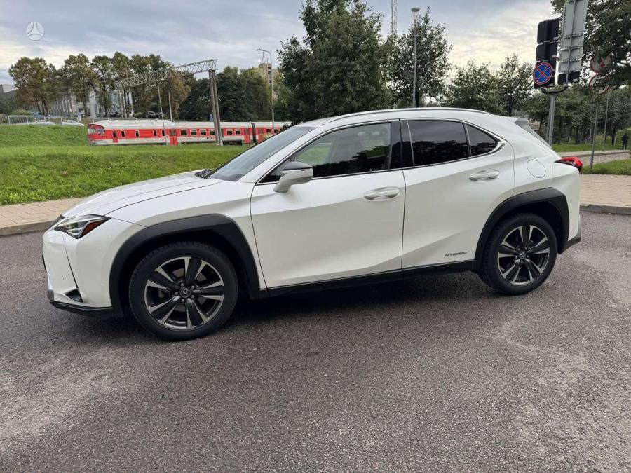 White Lexus UX 250h 2020 in Vilnius, with an engine capacity of 1.99 L and mileage of 122 thousand km for 19900 €, photo 6 on AUTOMOTO.COM.LV