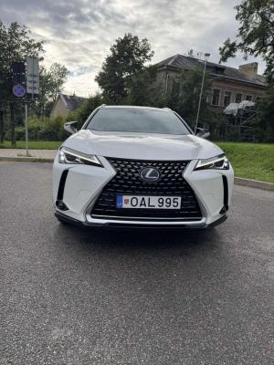 White Lexus UX 250h 2020 in Vilnius, with an engine capacity of 1.99 L and mileage of 122 thousand km for 19900 €, photo 7 on AUTOMOTO.COM.LV