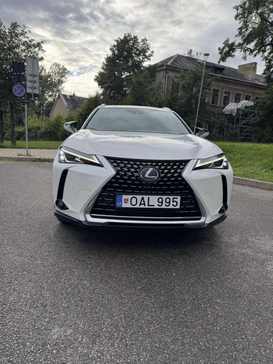 White Lexus UX 250h 2020 in Vilnius, with an engine capacity of 1.99 L and mileage of 122 thousand km for 19900 €, photo 7 on AUTOMOTO.COM.LV