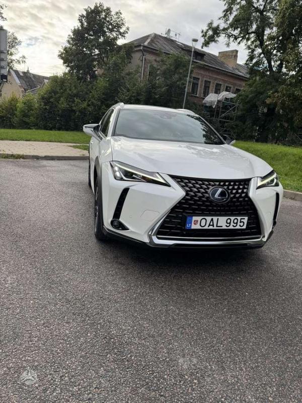 White Lexus UX 250h 2020 in Vilnius, with an engine capacity of 1.99 L and mileage of 122 thousand km for 19900 €, photo 8 on AUTOMOTO.COM.LV
