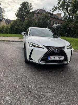 White Lexus UX 250h 2020 in Vilnius, with an engine capacity of 1.99 L and mileage of 122 thousand km for 19900 €, photo 8 on AUTOMOTO.COM.LV