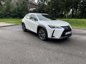 White Lexus UX 250h 2020 in Vilnius, with an engine capacity of 1.99 L and mileage of 122 thousand km for 19900 €, photo 9 on AUTOMOTO.COM.LV