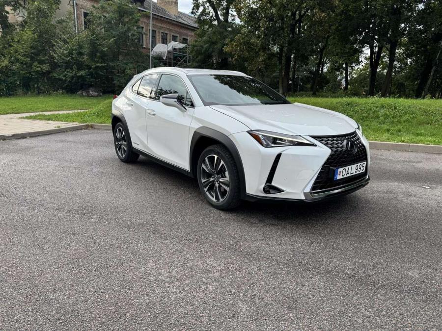 White Lexus UX 250h 2020 in Vilnius, with an engine capacity of 1.99 L and mileage of 122 thousand km for 19900 €, photo 9 on AUTOMOTO.COM.LV
