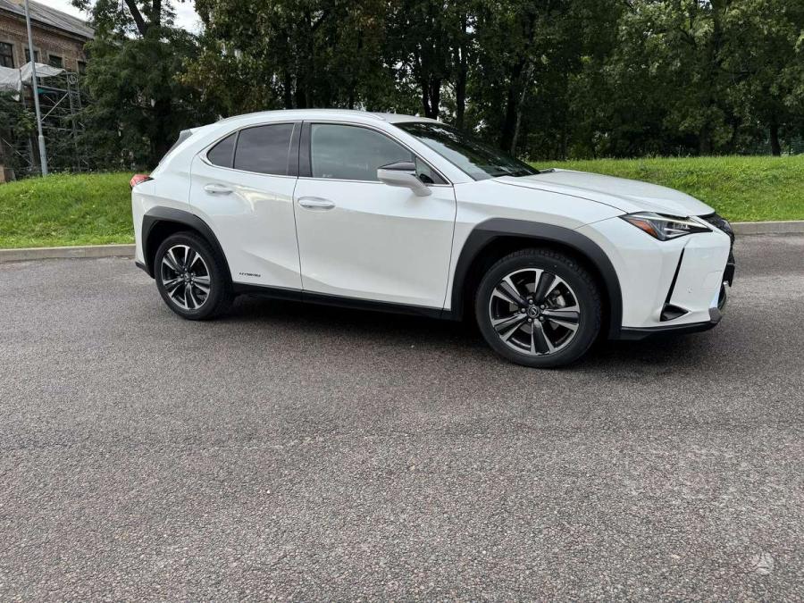 White Lexus UX 250h 2020 in Vilnius, with an engine capacity of 1.99 L and mileage of 122 thousand km for 19900 €, photo 11 on AUTOMOTO.COM.LV