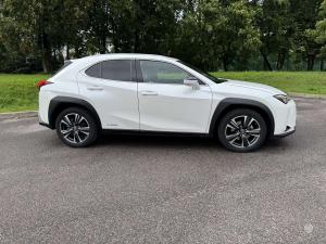 White Lexus UX 250h 2020 in Vilnius, with an engine capacity of 1.99 L and mileage of 122 thousand km for 19900 €, photo 12 on AUTOMOTO.COM.LV