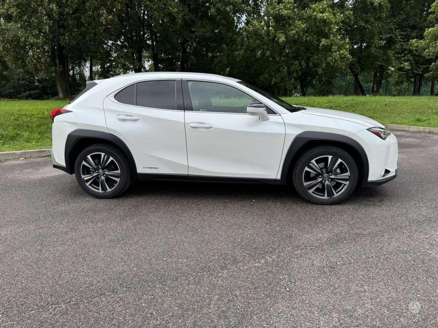 White Lexus UX 250h 2020 in Vilnius, with an engine capacity of 1.99 L and mileage of 122 thousand km for 19900 €, photo 12 on AUTOMOTO.COM.LV
