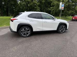 White Lexus UX 250h 2020 in Vilnius, with an engine capacity of 1.99 L and mileage of 122 thousand km for 19900 €, photo 13 on AUTOMOTO.COM.LV