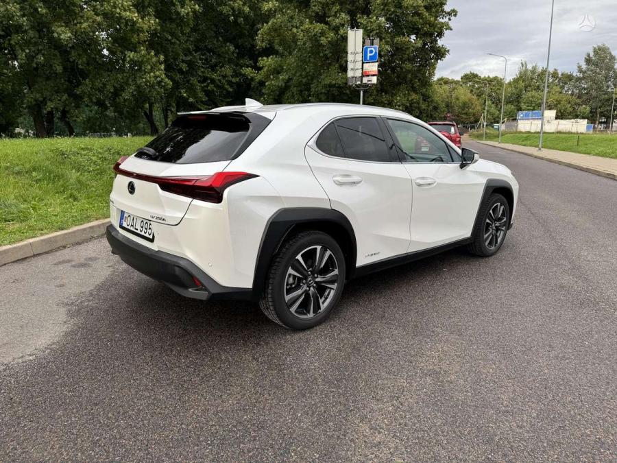 White Lexus UX 250h 2020 in Vilnius, with an engine capacity of 1.99 L and mileage of 122 thousand km for 19900 €, photo 14 on AUTOMOTO.COM.LV