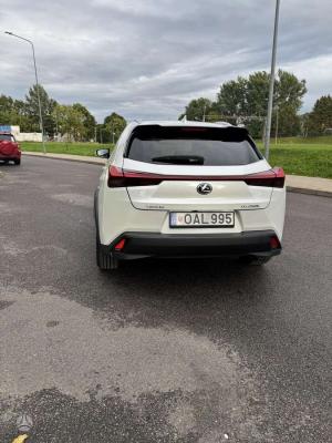White Lexus UX 250h 2020 in Vilnius, with an engine capacity of 1.99 L and mileage of 122 thousand km for 19900 €, photo 15 on AUTOMOTO.COM.LV