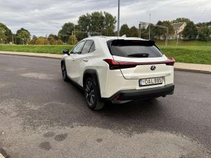 White Lexus UX 250h 2020 in Vilnius, with an engine capacity of 1.99 L and mileage of 122 thousand km for 19900 €, photo 16 on AUTOMOTO.COM.LV