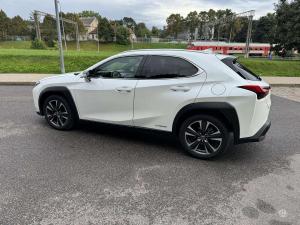 White Lexus UX 250h 2020 in Vilnius, with an engine capacity of 1.99 L and mileage of 122 thousand km for 19900 €, photo 17 on AUTOMOTO.COM.LV