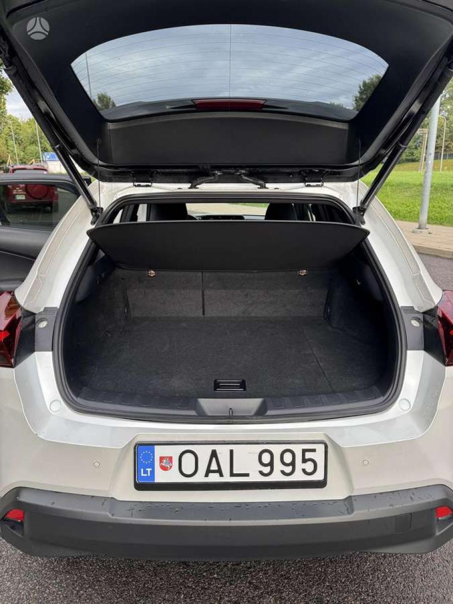 White Lexus UX 250h 2020 in Vilnius, with an engine capacity of 1.99 L and mileage of 122 thousand km for 19900 €, photo 18 on AUTOMOTO.COM.LV