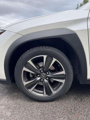 White Lexus UX 250h 2020 in Vilnius, with an engine capacity of 1.99 L and mileage of 122 thousand km for 19900 €, photo 19 on AUTOMOTO.COM.LV