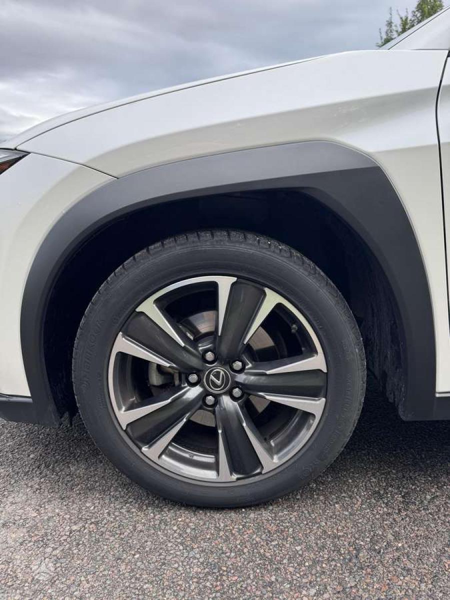 White Lexus UX 250h 2020 in Vilnius, with an engine capacity of 1.99 L and mileage of 122 thousand km for 19900 €, photo 19 on AUTOMOTO.COM.LV