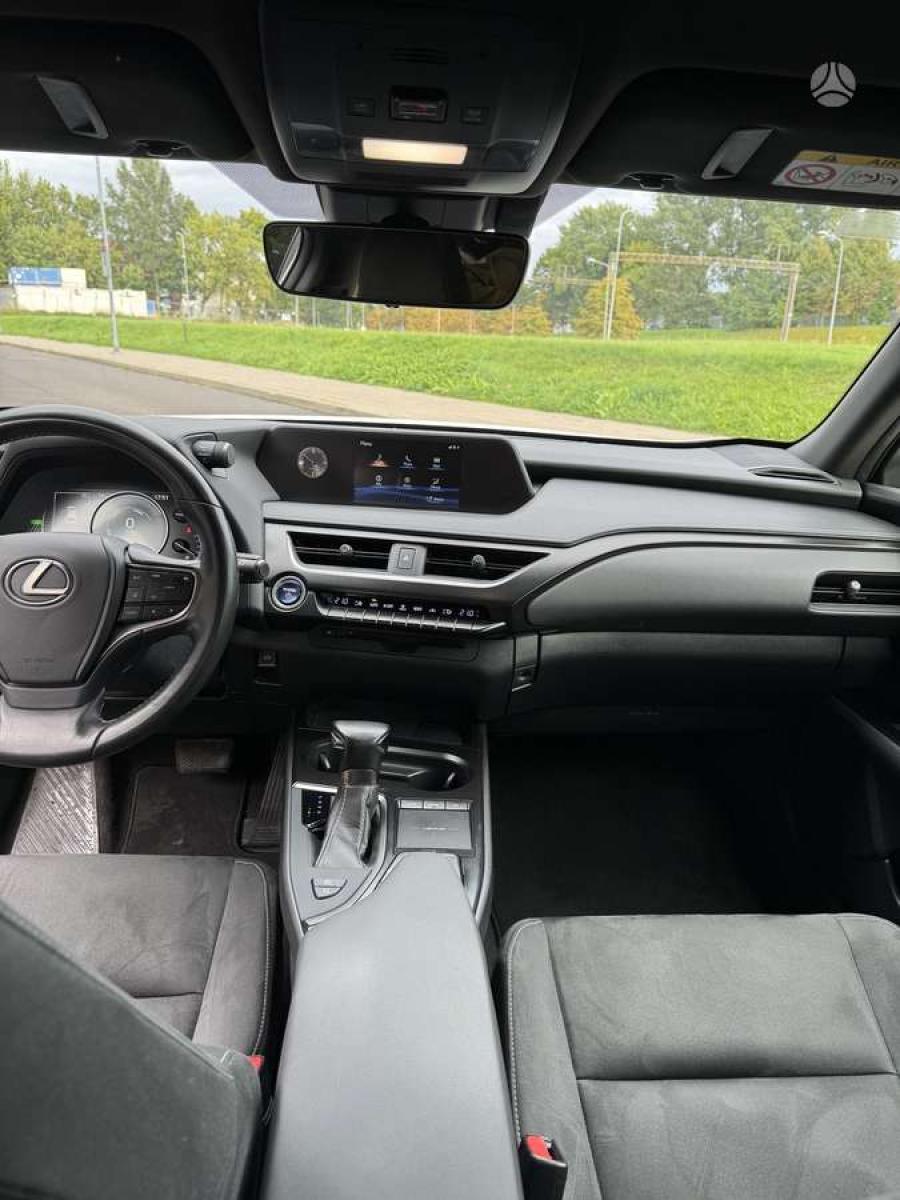 White Lexus UX 250h 2020 in Vilnius, with an engine capacity of 1.99 L and mileage of 122 thousand km for 19900 €, photo 20 on AUTOMOTO.COM.LV