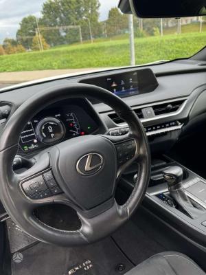 White Lexus UX 250h 2020 in Vilnius, with an engine capacity of 1.99 L and mileage of 122 thousand km for 19900 €, photo 21 on AUTOMOTO.COM.LV