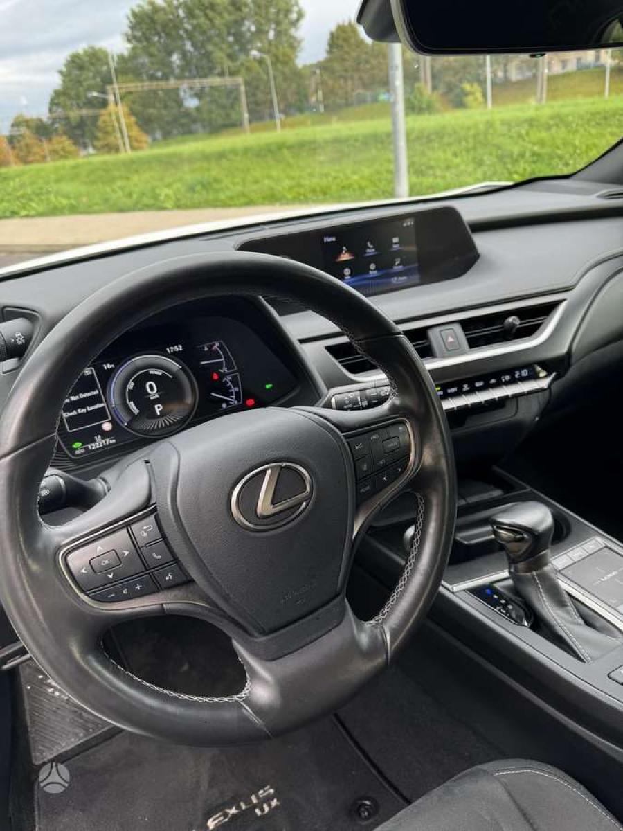 White Lexus UX 250h 2020 in Vilnius, with an engine capacity of 1.99 L and mileage of 122 thousand km for 19900 €, photo 21 on AUTOMOTO.COM.LV