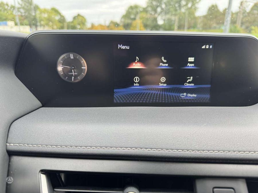 White Lexus UX 250h 2020 in Vilnius, with an engine capacity of 1.99 L and mileage of 122 thousand km for 19900 €, photo 23 on AUTOMOTO.COM.LV