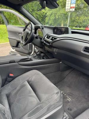 White Lexus UX 250h 2020 in Vilnius, with an engine capacity of 1.99 L and mileage of 122 thousand km for 19900 €, photo 25 on AUTOMOTO.COM.LV