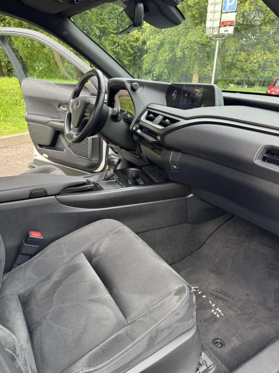 White Lexus UX 250h 2020 in Vilnius, with an engine capacity of 1.99 L and mileage of 122 thousand km for 19900 €, photo 25 on AUTOMOTO.COM.LV