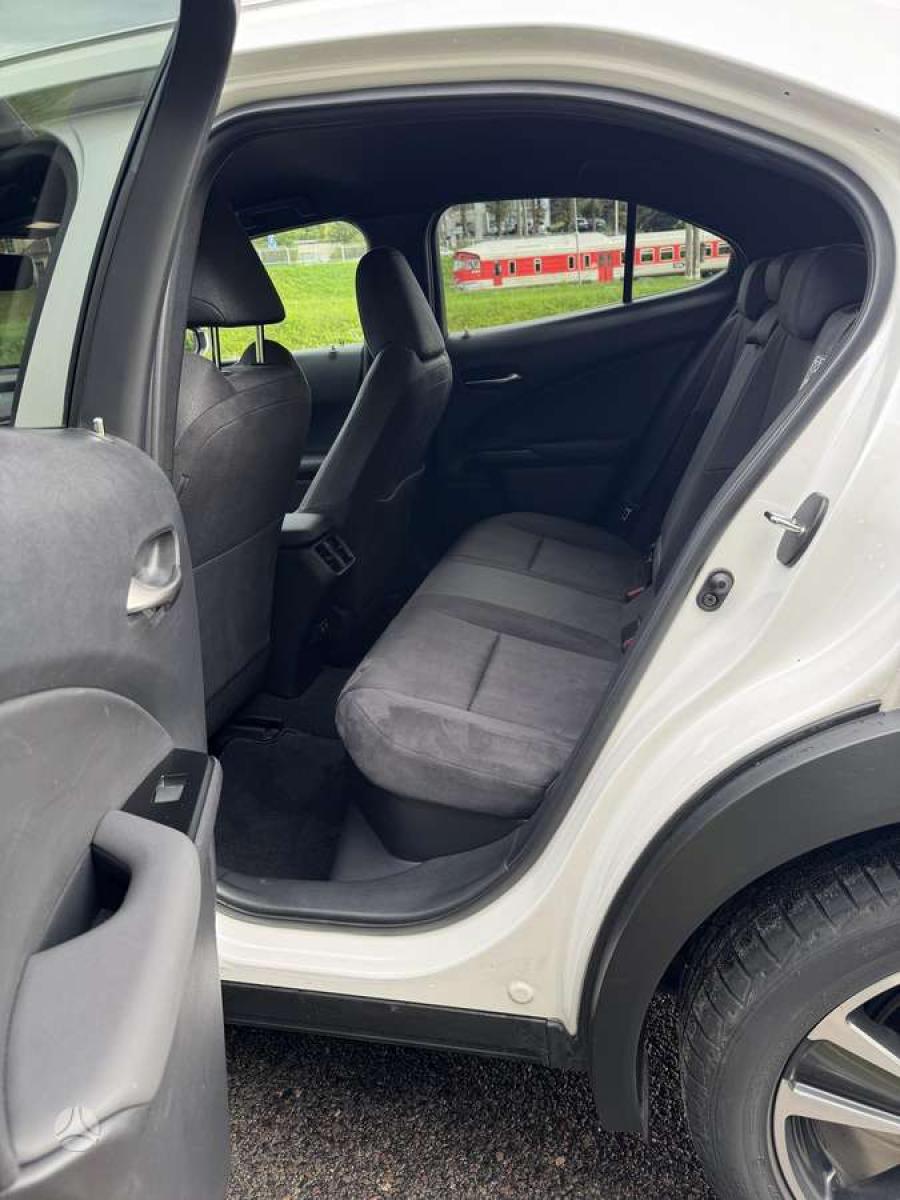 White Lexus UX 250h 2020 in Vilnius, with an engine capacity of 1.99 L and mileage of 122 thousand km for 19900 €, photo 26 on AUTOMOTO.COM.LV