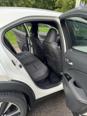 White Lexus UX 250h 2020 in Vilnius, with an engine capacity of 1.99 L and mileage of 122 thousand km for 19900 €, photo 27 on AUTOMOTO.COM.LV