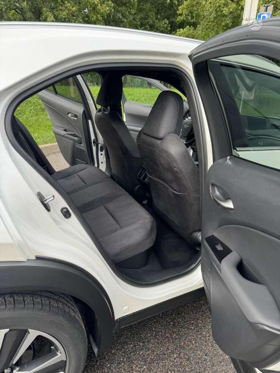 White Lexus UX 250h 2020 in Vilnius, with an engine capacity of 1.99 L and mileage of 122 thousand km for 19900 €, photo 27 on AUTOMOTO.COM.LV