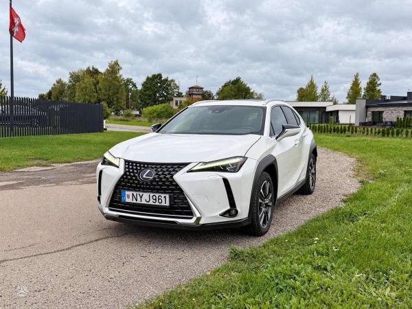 White Lexus UX 250h 2020 in Panevezys, with an engine capacity of 1.99 L and mileage of 114 thousand km for 25300 €, photo 1 on AUTOMOTO.COM.LV