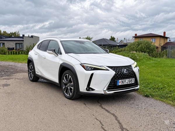 White Lexus UX 250h 2020 in Panevezys, with an engine capacity of 1.99 L and mileage of 114 thousand km for 25300 €, photo 4 on AUTOMOTO.COM.LV