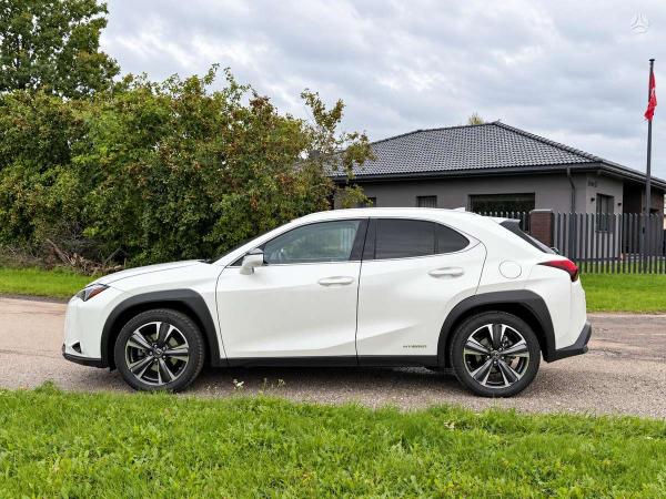White Lexus UX 250h 2020 in Panevezys, with an engine capacity of 1.99 L and mileage of 114 thousand km for 25300 €, photo 6 on AUTOMOTO.COM.LV