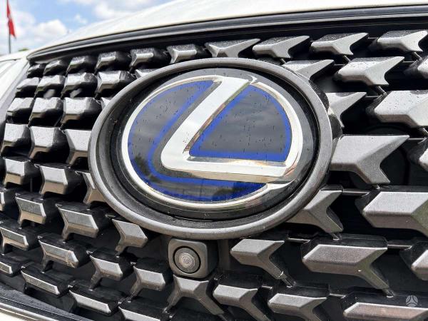 White Lexus UX 250h 2020 in Panevezys, with an engine capacity of 1.99 L and mileage of 114 thousand km for 25300 €, photo 8 on AUTOMOTO.COM.LV