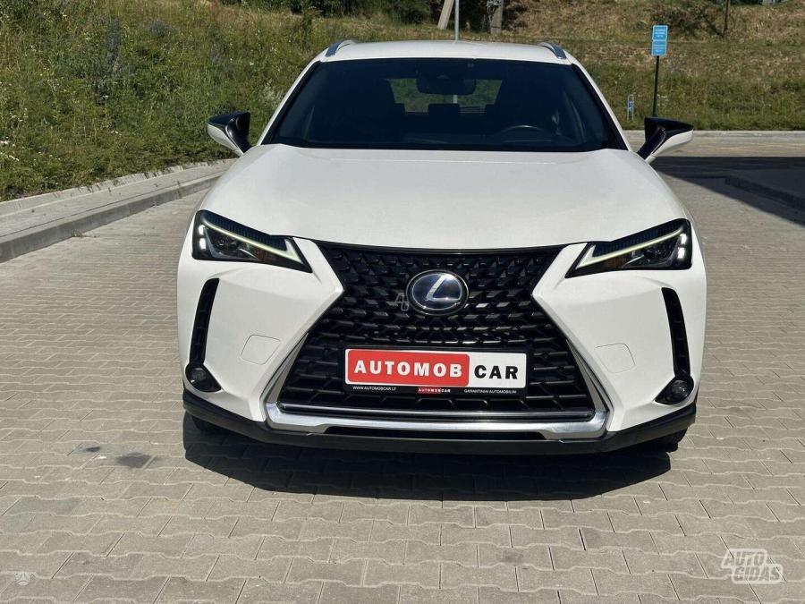 White Lexus UX 250h 2021 in Vilnius, with an engine capacity of 2.00 L and mileage of 171 thousand km for 21750 €, photo 4 on AUTOMOTO.COM.LV
