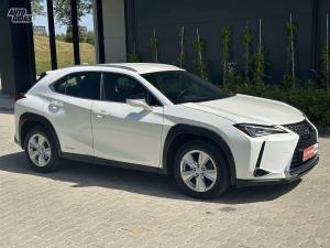 White Lexus UX 250h 2021 in Vilnius, with an engine capacity of 2.00 L and mileage of 171 thousand km for 21750 €, photo 6 on AUTOMOTO.COM.LV