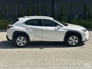 White Lexus UX 250h 2021 in Vilnius, with an engine capacity of 2.00 L and mileage of 171 thousand km for 21750 €, photo 7 on AUTOMOTO.COM.LV