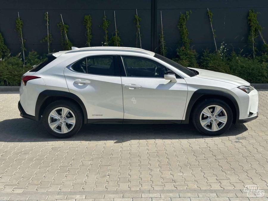 White Lexus UX 250h 2021 in Vilnius, with an engine capacity of 2.00 L and mileage of 171 thousand km for 21750 €, photo 7 on AUTOMOTO.COM.LV