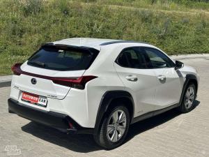 White Lexus UX 250h 2021 in Vilnius, with an engine capacity of 2.00 L and mileage of 171 thousand km for 21750 €, photo 8 on AUTOMOTO.COM.LV
