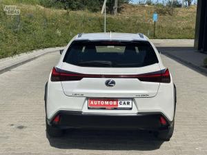 White Lexus UX 250h 2021 in Vilnius, with an engine capacity of 2.00 L and mileage of 171 thousand km for 21750 €, photo 9 on AUTOMOTO.COM.LV