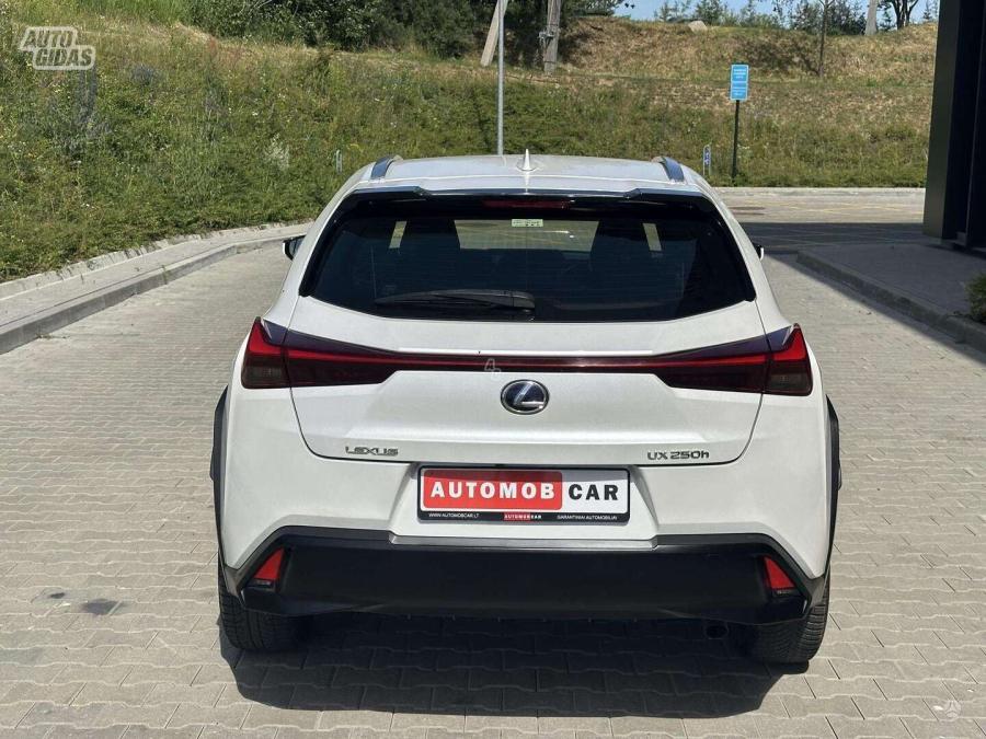 White Lexus UX 250h 2021 in Vilnius, with an engine capacity of 2.00 L and mileage of 171 thousand km for 21750 €, photo 9 on AUTOMOTO.COM.LV