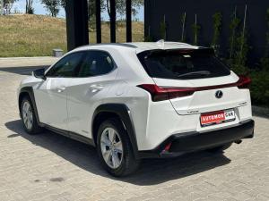 White Lexus UX 250h 2021 in Vilnius, with an engine capacity of 2.00 L and mileage of 171 thousand km for 21750 €, photo 10 on AUTOMOTO.COM.LV
