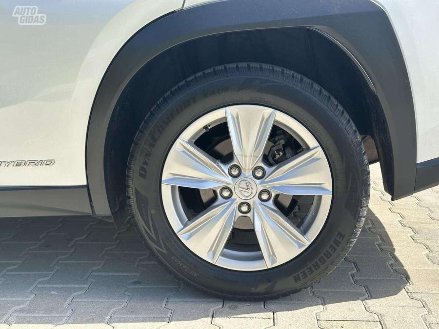 White Lexus UX 250h 2021 in Vilnius, with an engine capacity of 2.00 L and mileage of 171 thousand km for 21750 €, photo 13 on AUTOMOTO.COM.LV