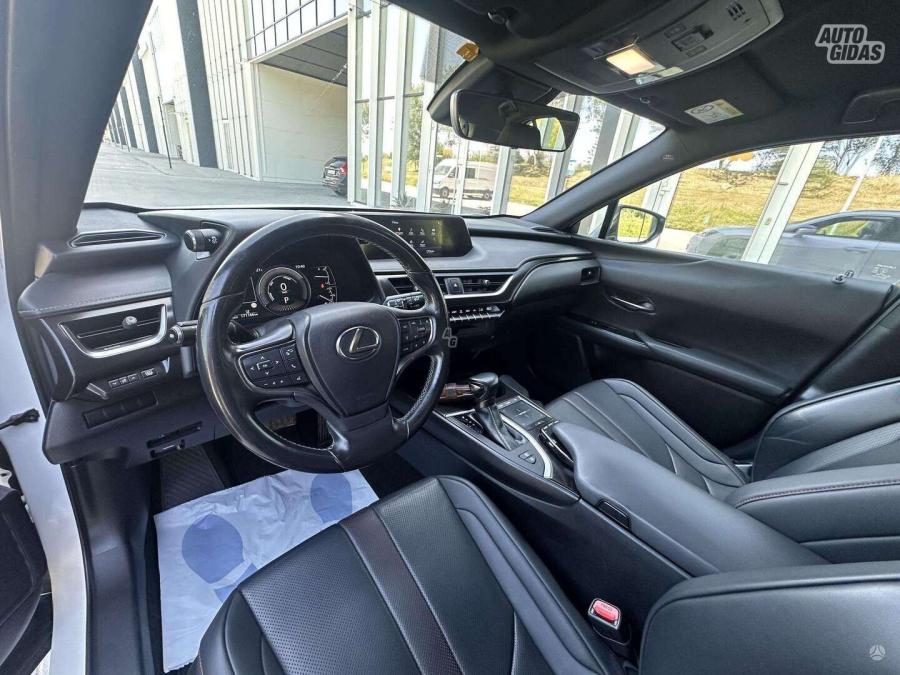 White Lexus UX 250h 2021 in Vilnius, with an engine capacity of 2.00 L and mileage of 171 thousand km for 21750 €, photo 15 on AUTOMOTO.COM.LV