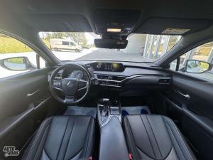 White Lexus UX 250h 2021 in Vilnius, with an engine capacity of 2.00 L and mileage of 171 thousand km for 21750 €, photo 17 on AUTOMOTO.COM.LV