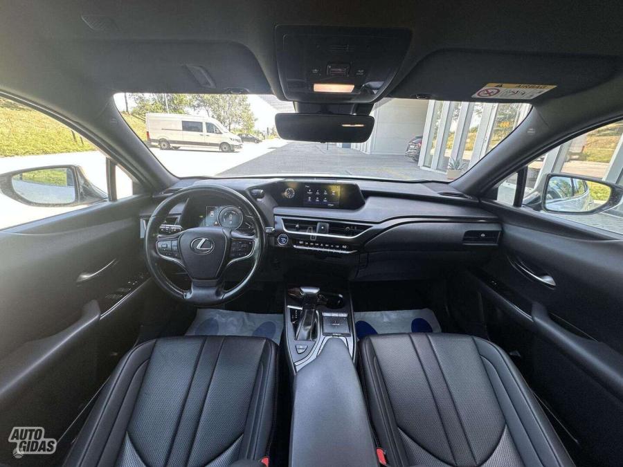 White Lexus UX 250h 2021 in Vilnius, with an engine capacity of 2.00 L and mileage of 171 thousand km for 21750 €, photo 17 on AUTOMOTO.COM.LV