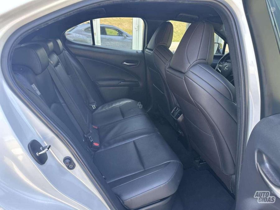 White Lexus UX 250h 2021 in Vilnius, with an engine capacity of 2.00 L and mileage of 171 thousand km for 21750 €, photo 19 on AUTOMOTO.COM.LV