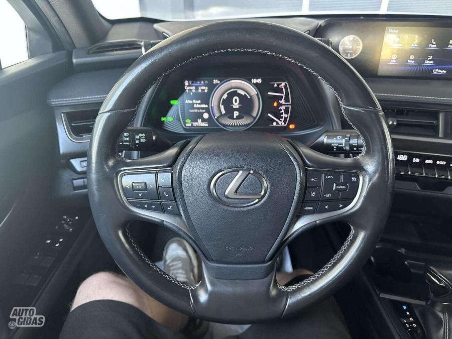 White Lexus UX 250h 2021 in Vilnius, with an engine capacity of 2.00 L and mileage of 171 thousand km for 21750 €, photo 21 on AUTOMOTO.COM.LV