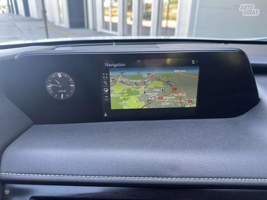 White Lexus UX 250h 2021 in Vilnius, with an engine capacity of 2.00 L and mileage of 171 thousand km for 21750 €, photo 25 on AUTOMOTO.COM.LV