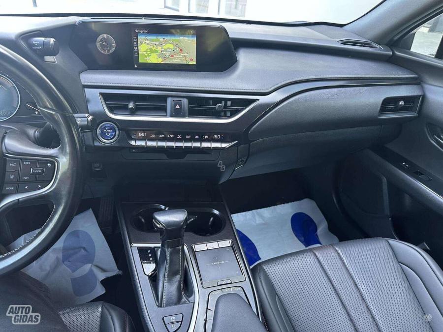 White Lexus UX 250h 2021 in Vilnius, with an engine capacity of 2.00 L and mileage of 171 thousand km for 21750 €, photo 27 on AUTOMOTO.COM.LV